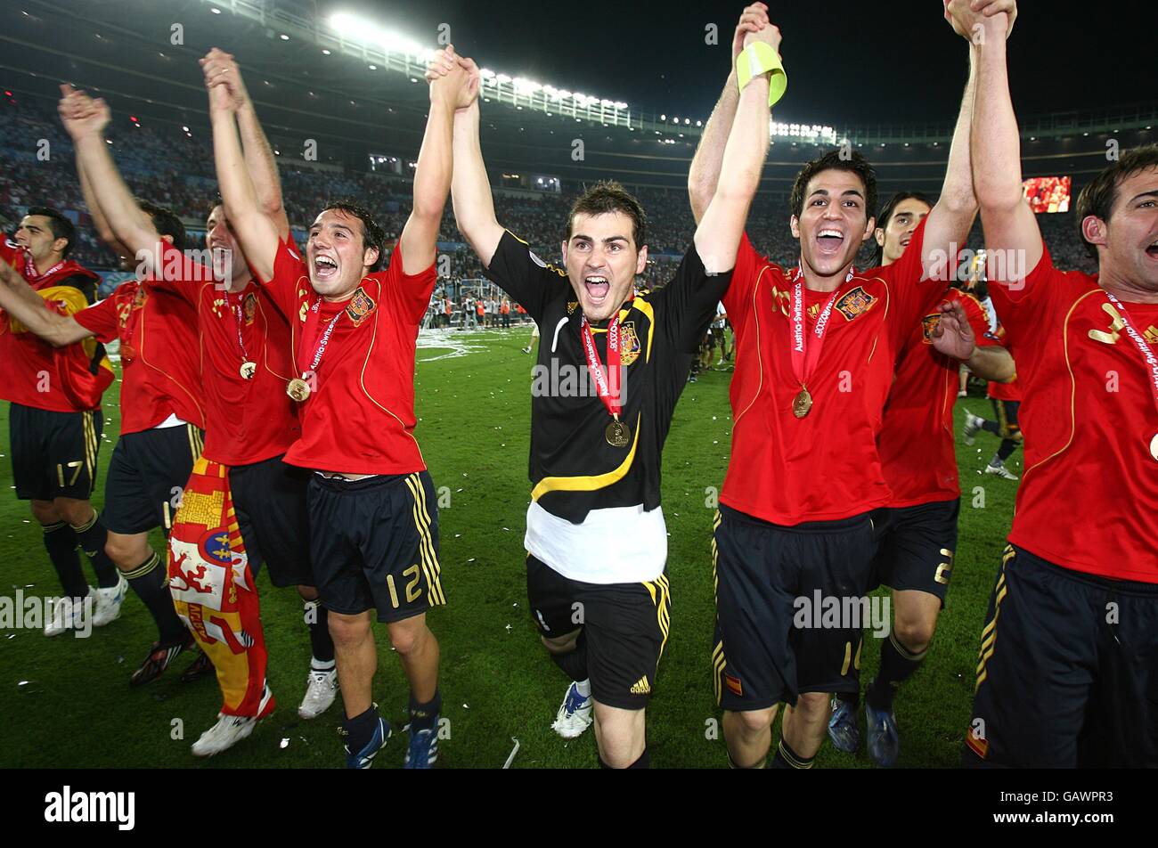 Spain celebrate after the final whislte hi-res stock photography and ...