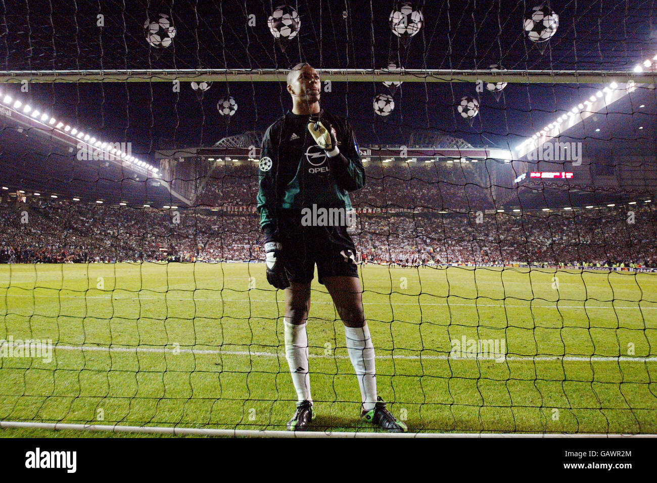AC Milan goalkeeper Dida during the tense penalty shoot out Stock Photo ...