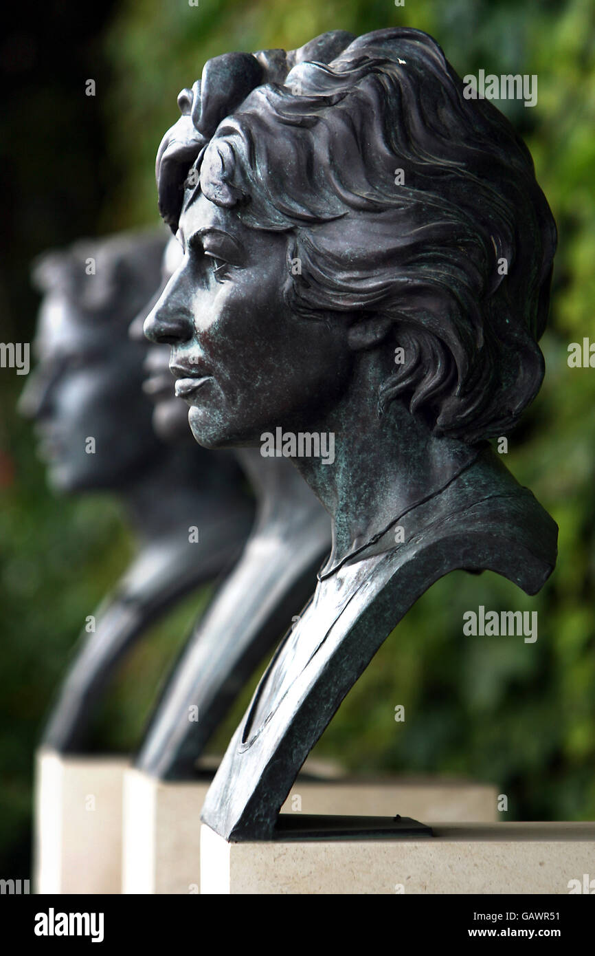 Virginia wade wimbledon statue hi-res stock photography and images - Alamy