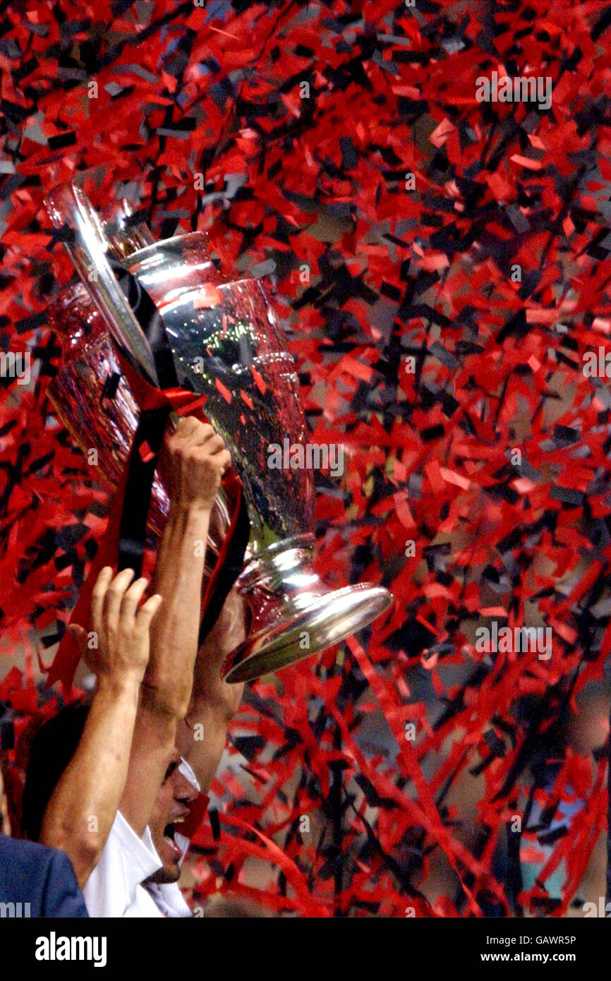 Ac milan players lift the champions league trophy hi-res stock ...