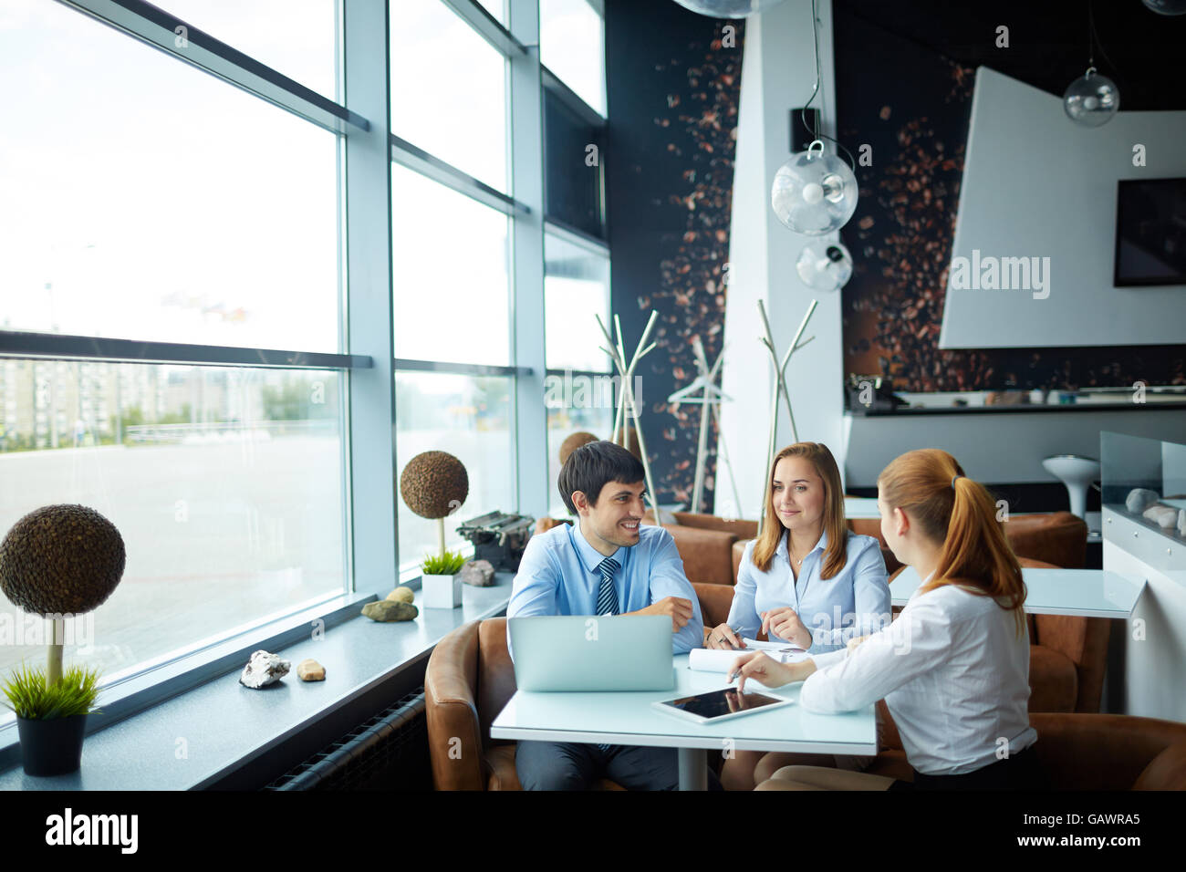 Interview in cafe Stock Photo - Alamy