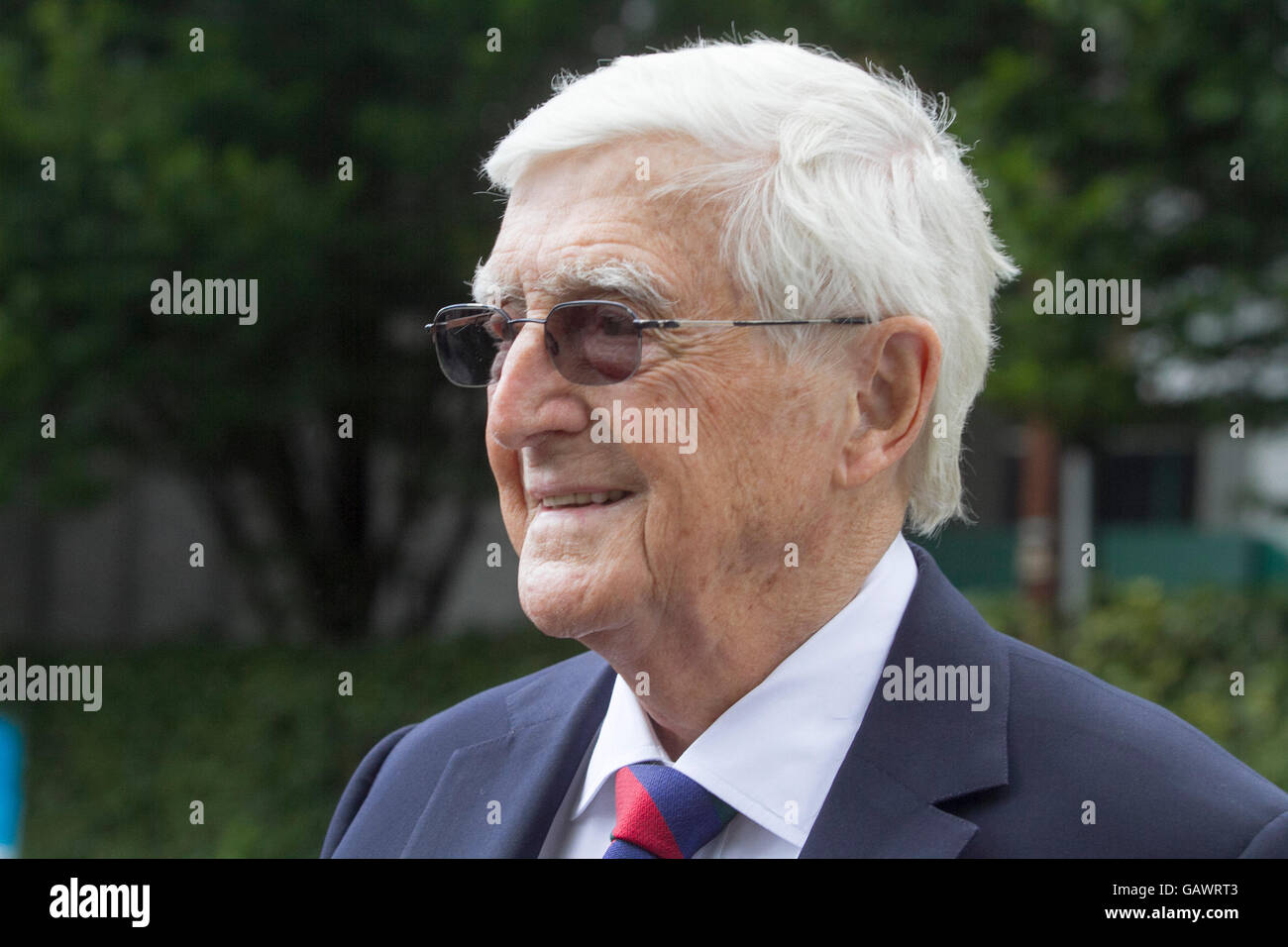 Tv presenter michael parkinson hi-res stock photography and images - Alamy