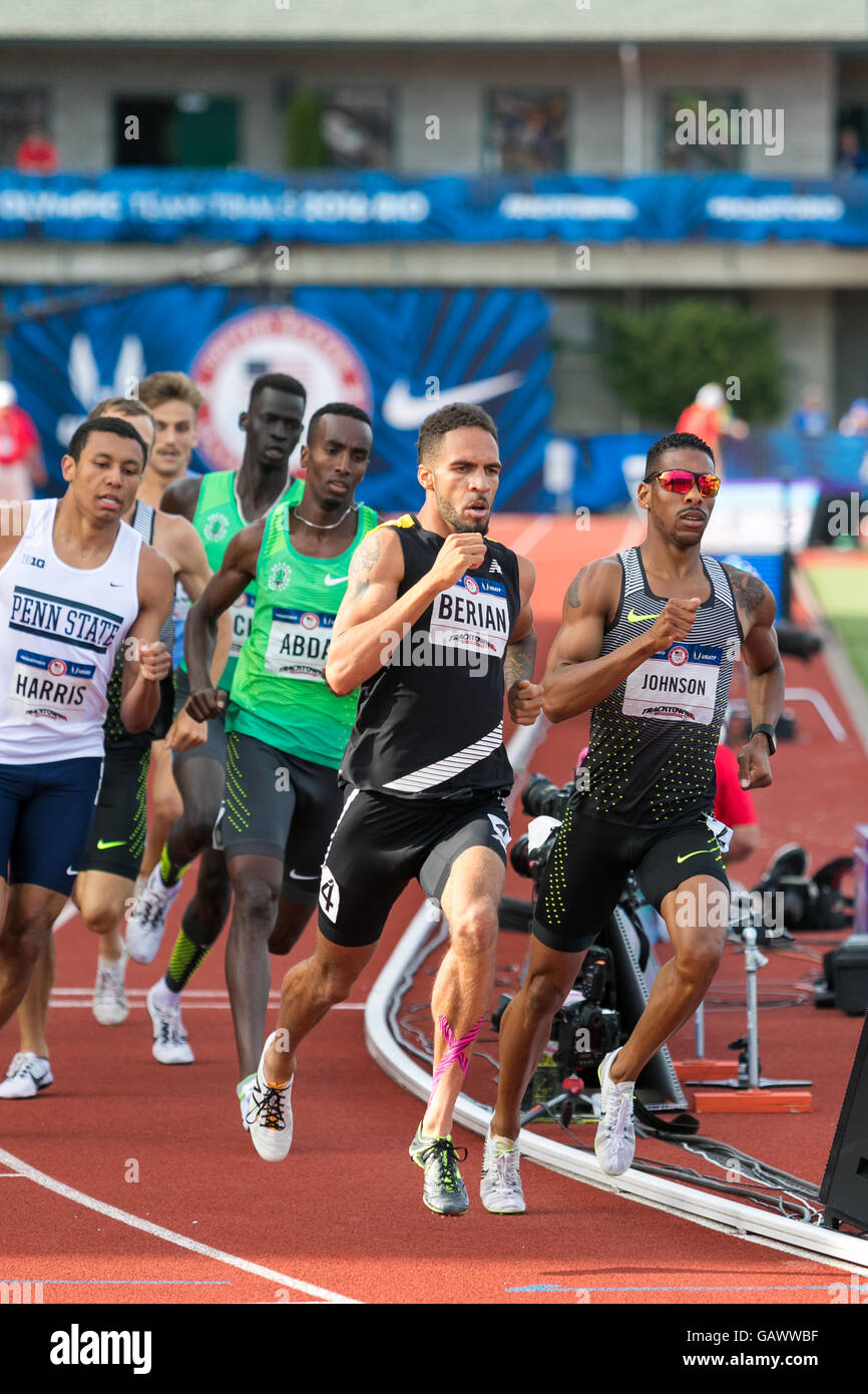 Leads the field in the mens 800m final hi-res stock photography and ...