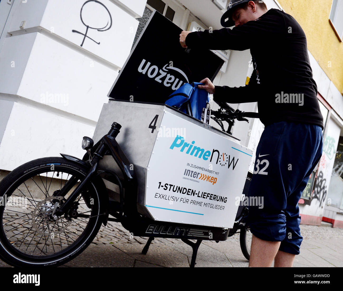 Berlin, Germany. 10th June, 2016. A delivery man of Amazon Prime with ...