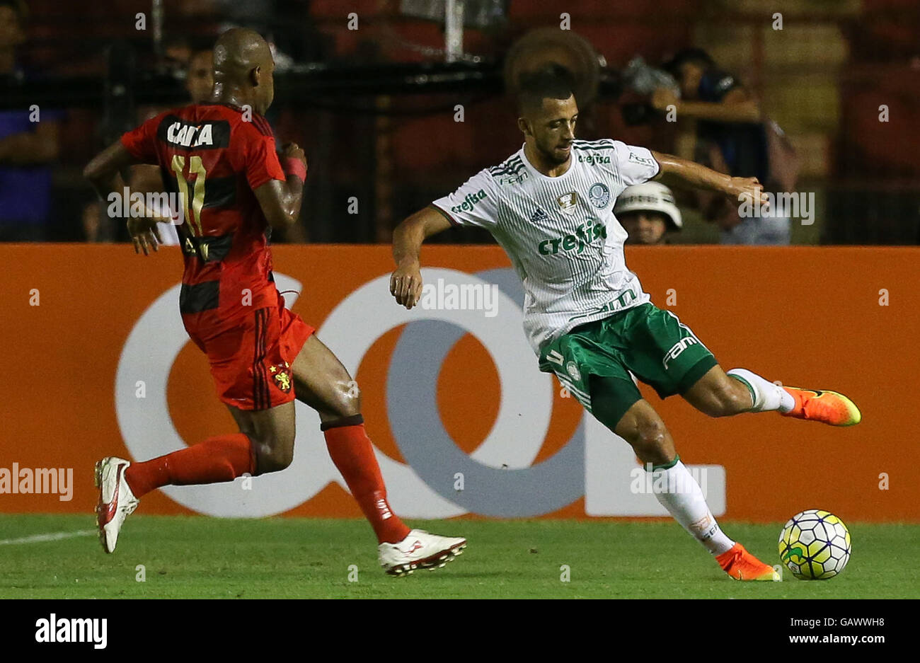 The player Vitor Hugo, the SE Palmeiras, ball dispute with Edmilson ...