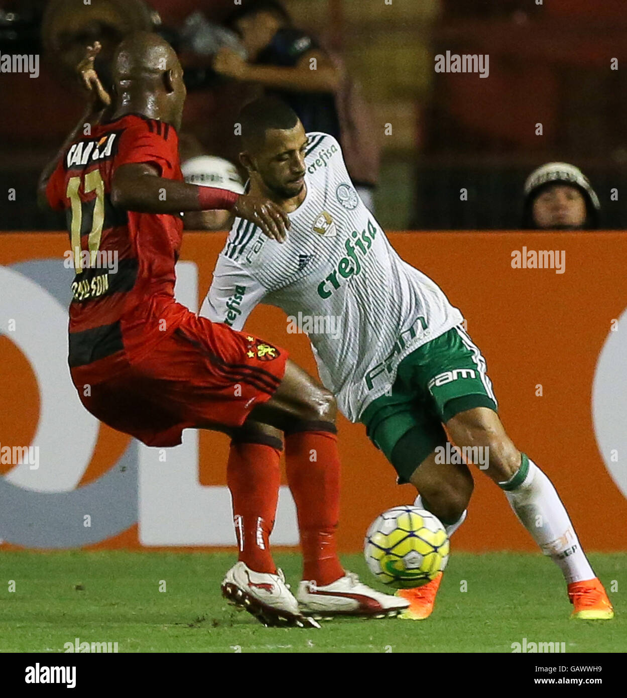 The player Vitor Hugo, the SE Palmeiras, ball dispute with Edmilson ...