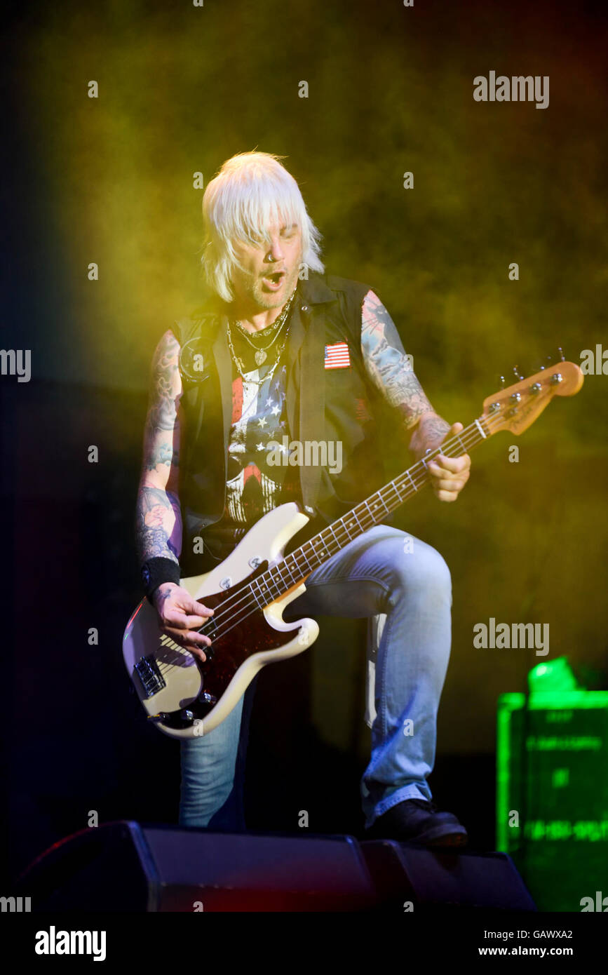 Brett michaels poison performing live hi-res stock photography and ...