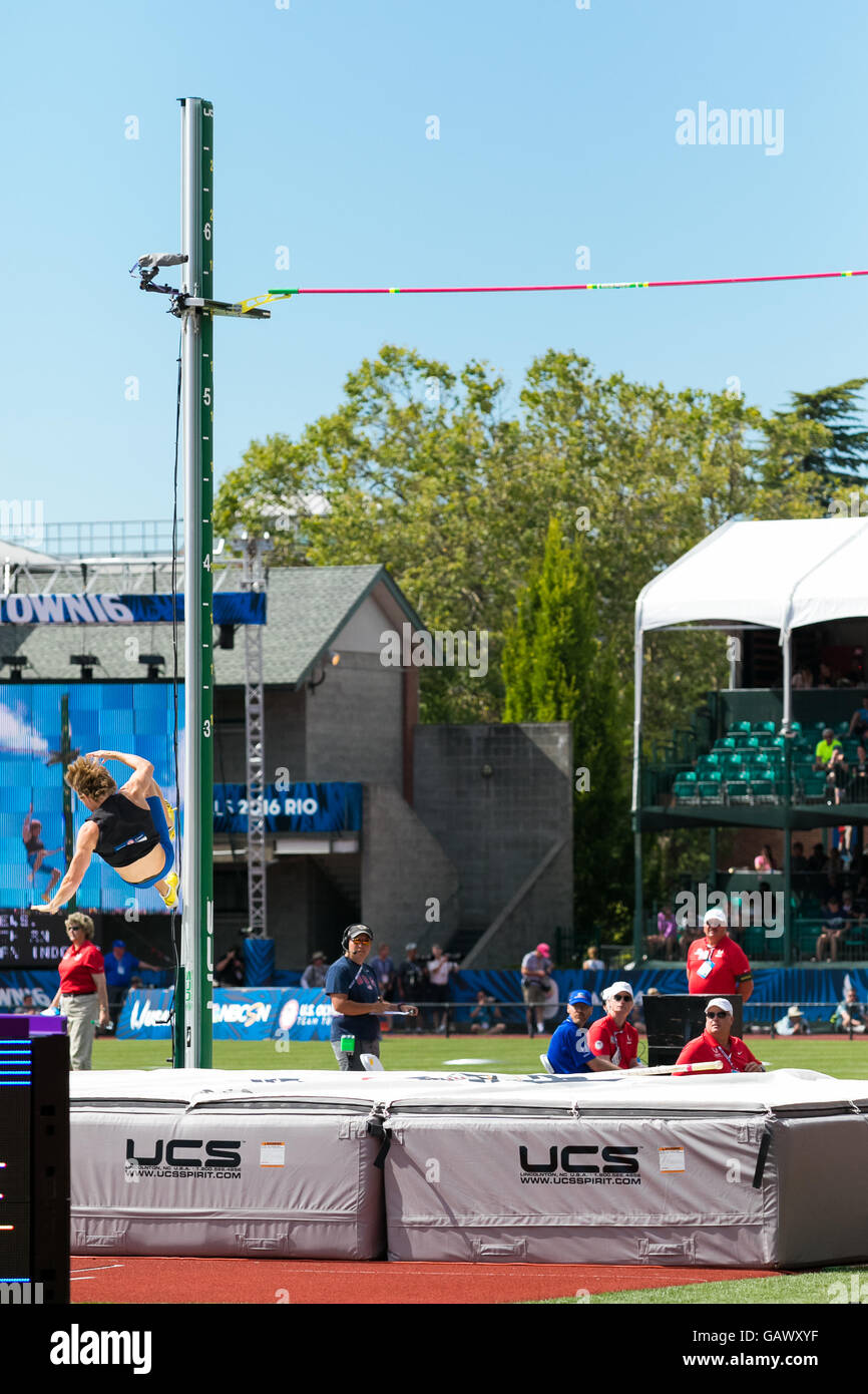 2016 olympic pole vault hi-res stock photography and images - Alamy