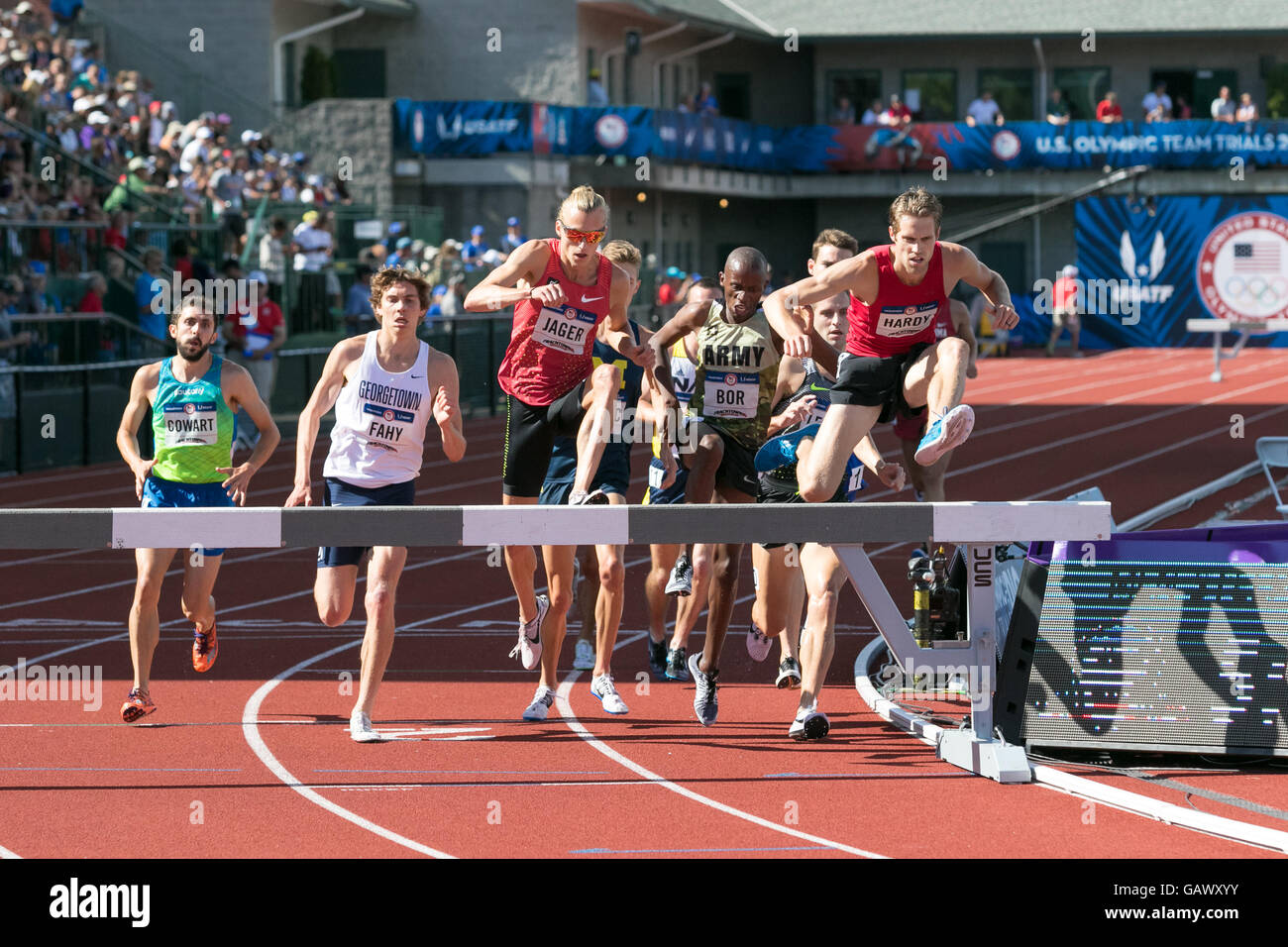 Eugene, USA. 4th July, 2016. Pack of runners jumping over an obstacle ...