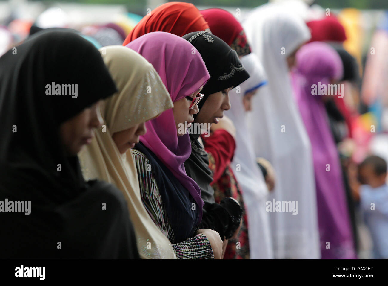 Women pray during muslim hi-res stock photography and images - Alamy