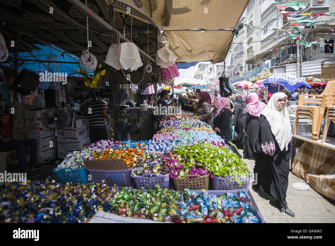 Jabalia, The Gaza Strip, Palestine. 4th July, 2016. Palestinians buy ...
