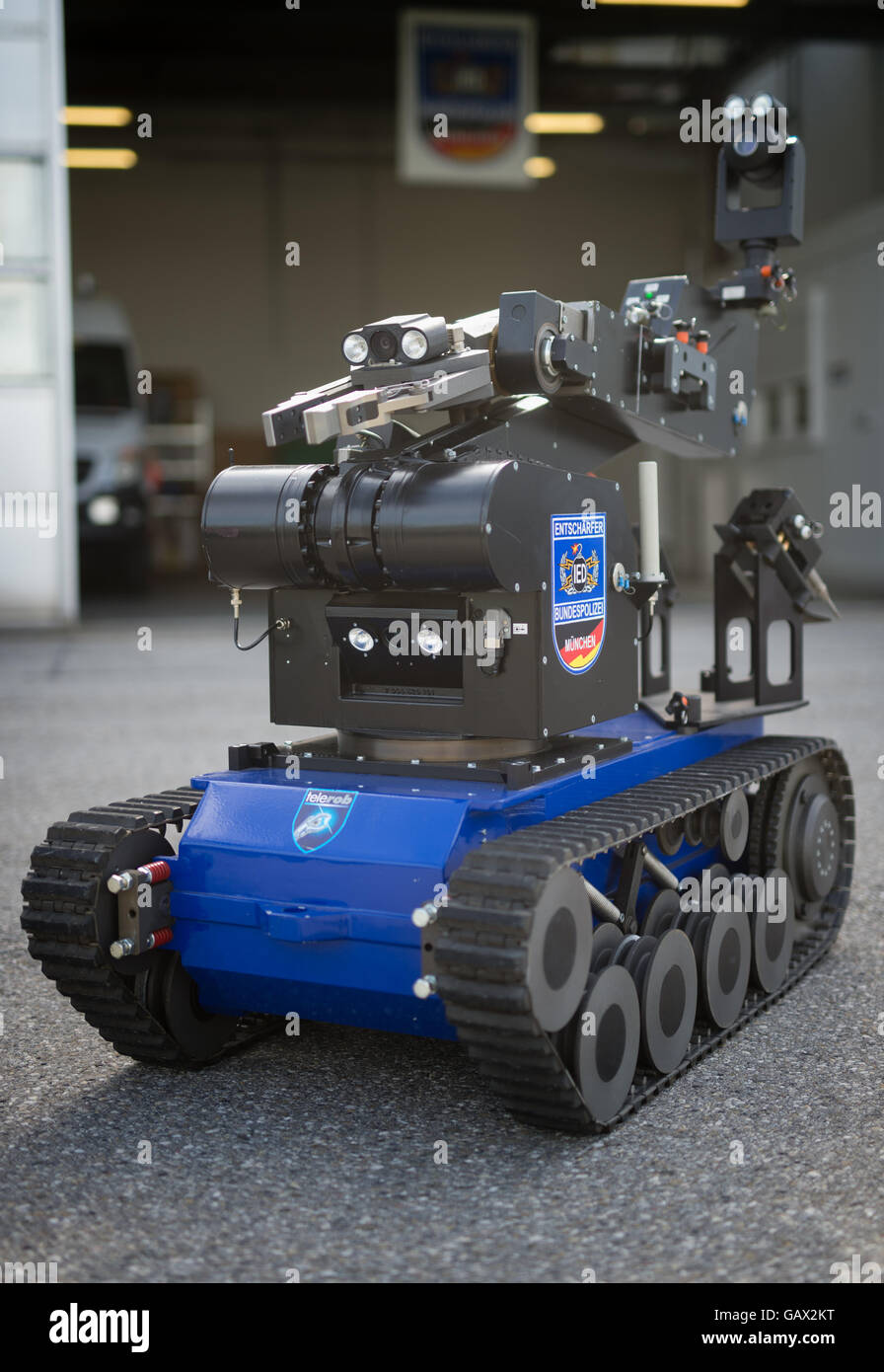 Robot defuse bomb hi-res stock photography and images - Alamy