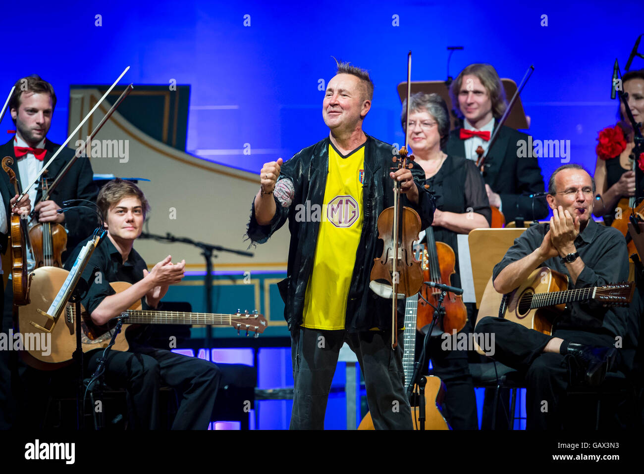 British violinist nigel kennedy poses hi-res stock photography and ...