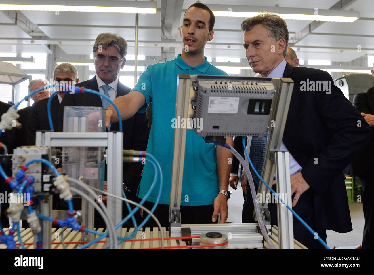 Siemens AG CEO Joe Kaeser (L), along with Siemens apprentice Sergio ...