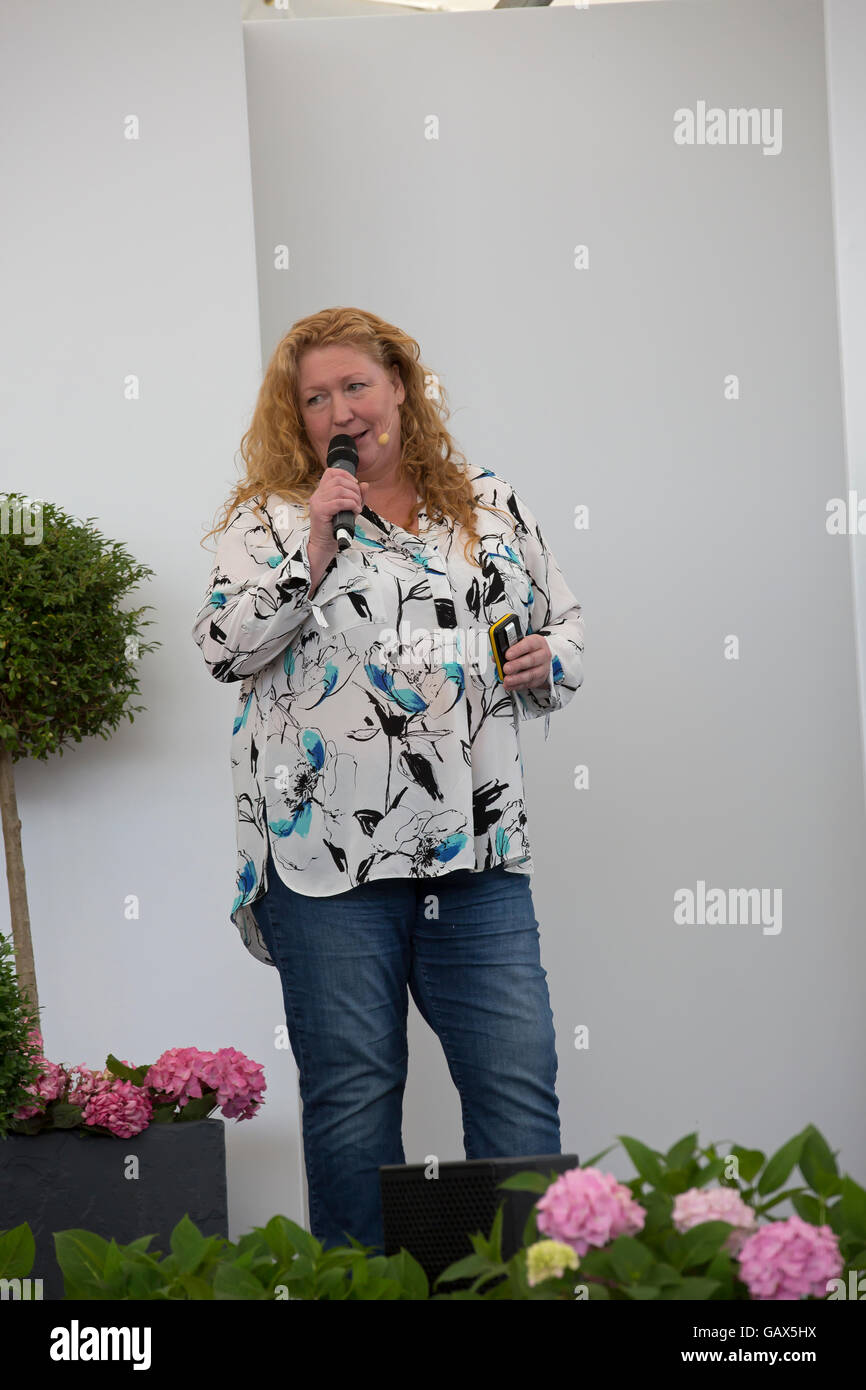 Charlie dimmock 2016 hi-res stock photography and images - Alamy