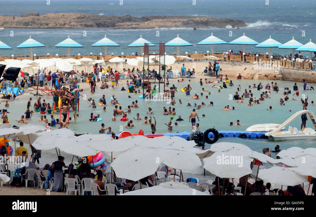 Alexandria, Alexandria, Egypt. 5th July, 2016. Egyptians crowd a slide ...