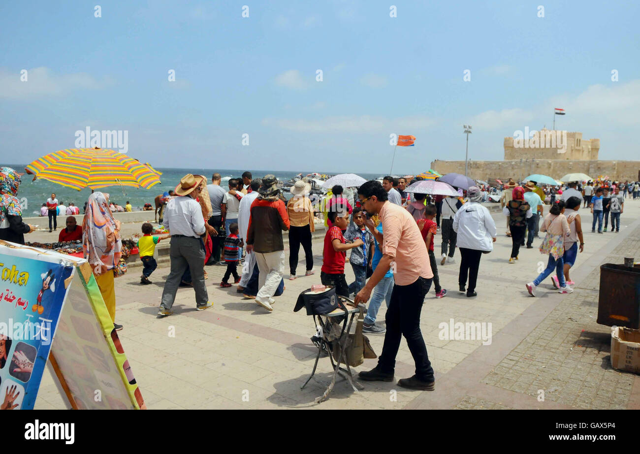Alexandria, Alexandria, Egypt. 5th July, 2016. Egyptians crowd a slide ...