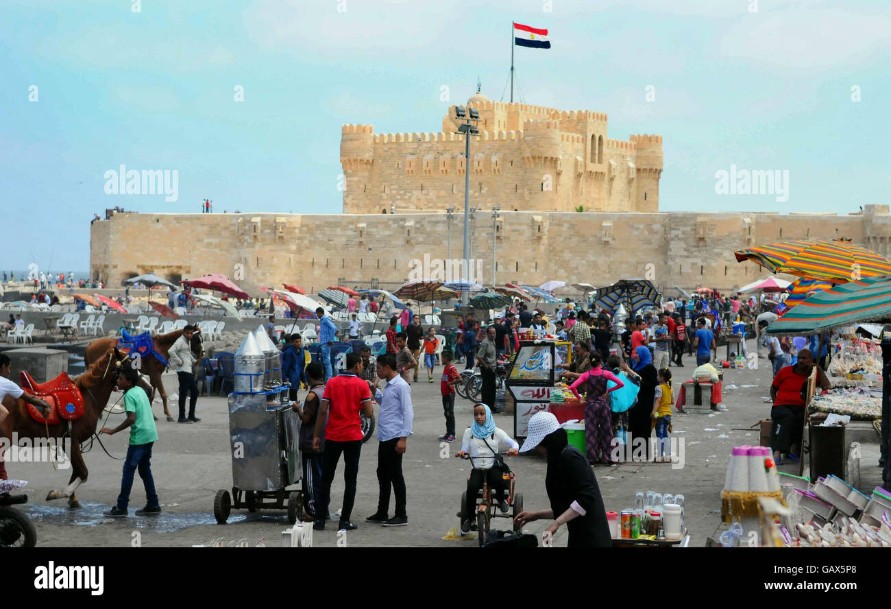 Alexandria, Alexandria, Egypt. 5th July, 2016. Egyptians crowd a slide ...