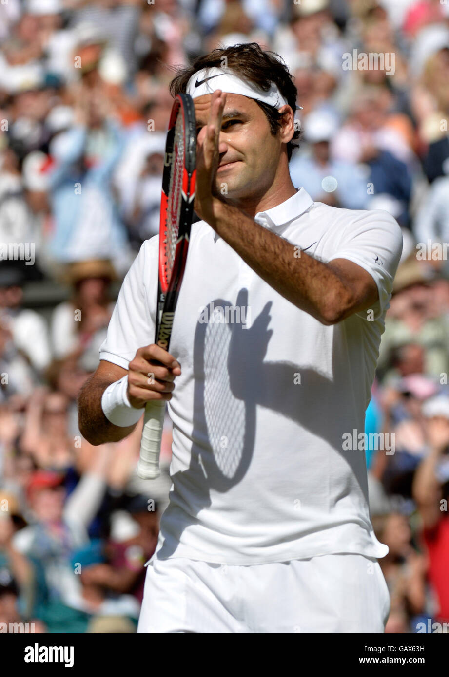 Roger federer winning at wimbledon hi-res stock photography and images ...