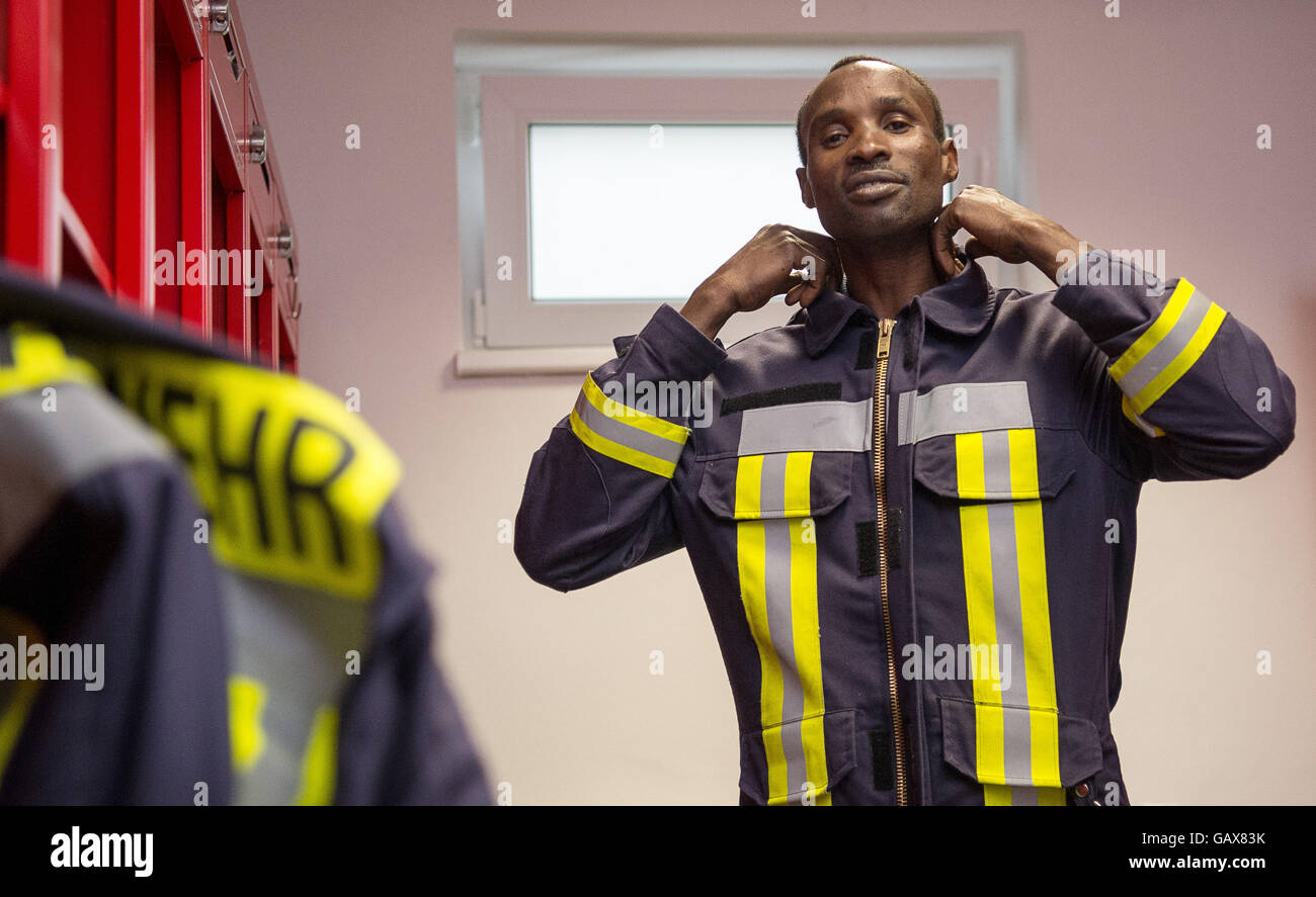 Lehre-Flechtorf, Germany. 27th June, 2016. Fireman Jalal Daoud puts on ...