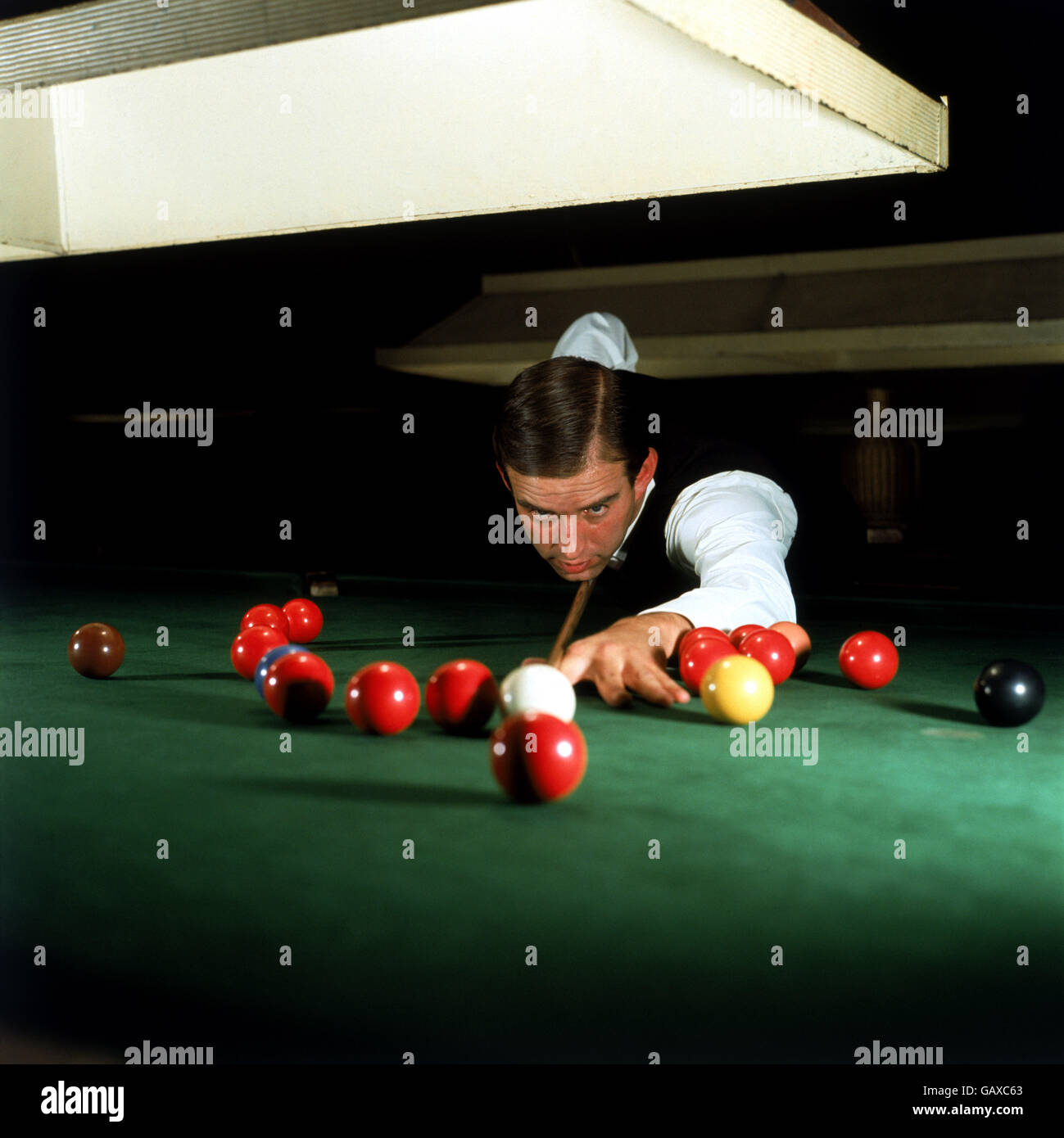 Snooker. John Spencer lines up a red Stock Photo - Alamy