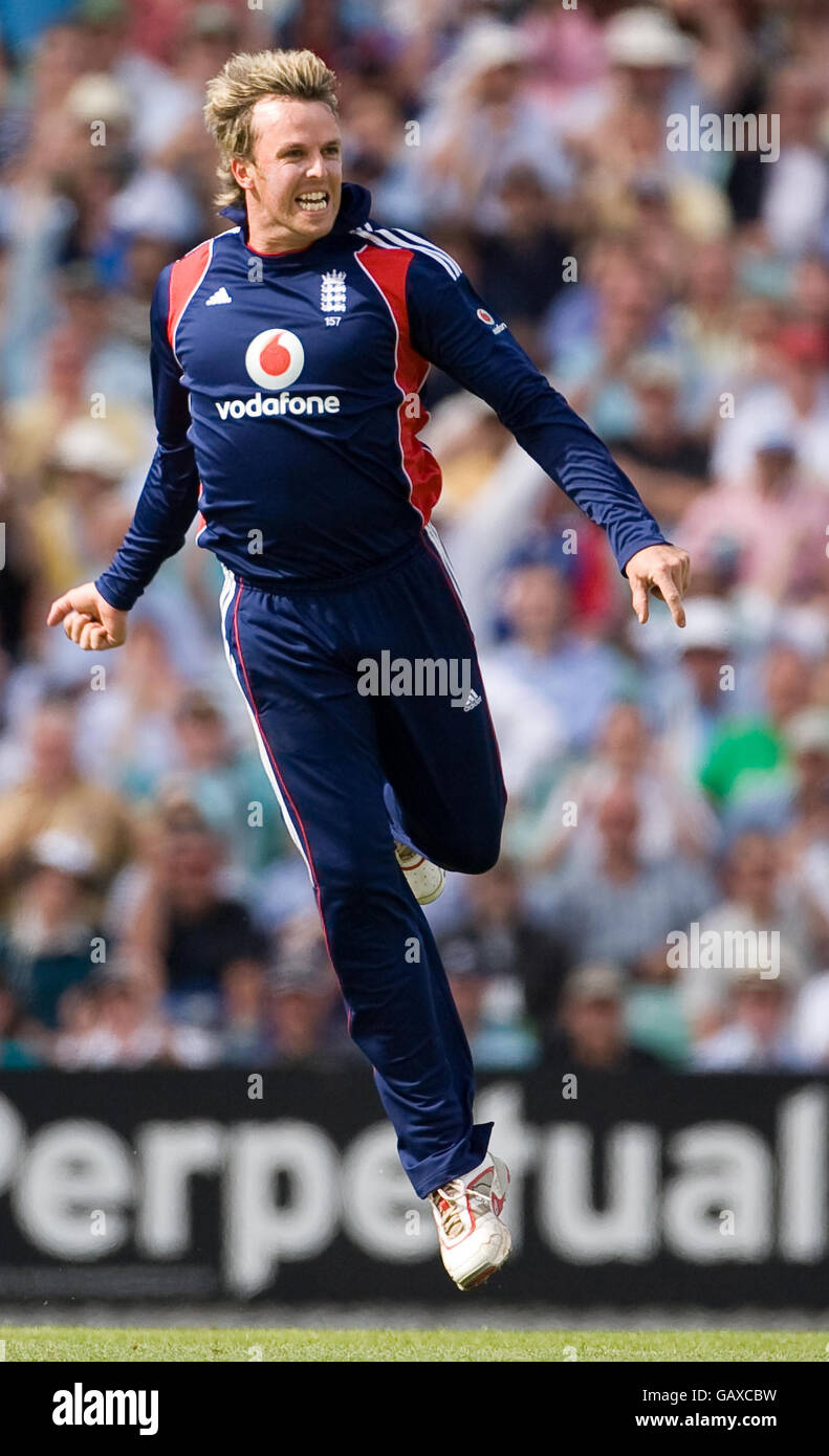 England's Graeme Swann celebrates dismissing New Zealand's Jamie How ...
