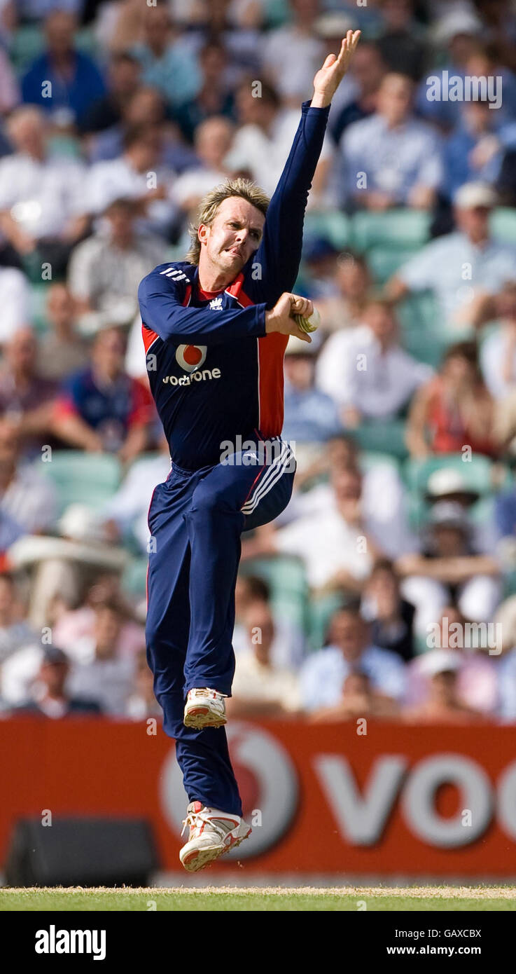 Cricket action bowling jumping hi-res stock photography and images - Alamy