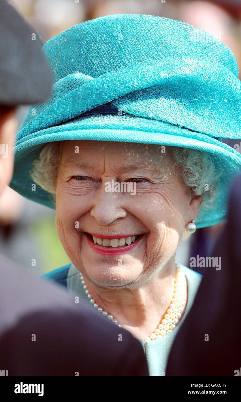 Head shot headshot portrait smiling queen elizabeth ii mangrs hi-res ...