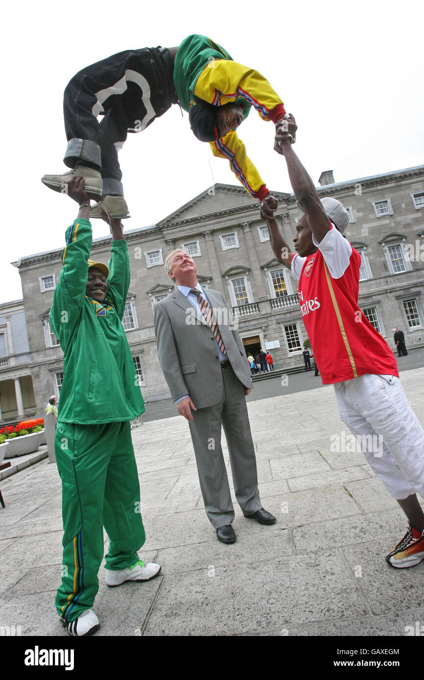 Family of acrobats hi-res stock photography and images - Alamy