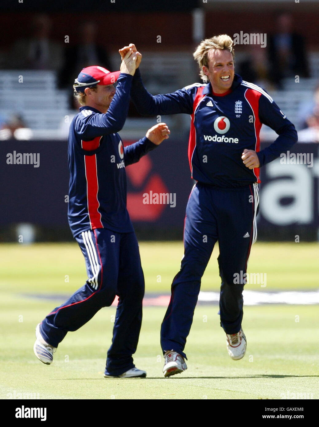 England's Graeme Swann celebrates taking the wicket of new Zealand's ...