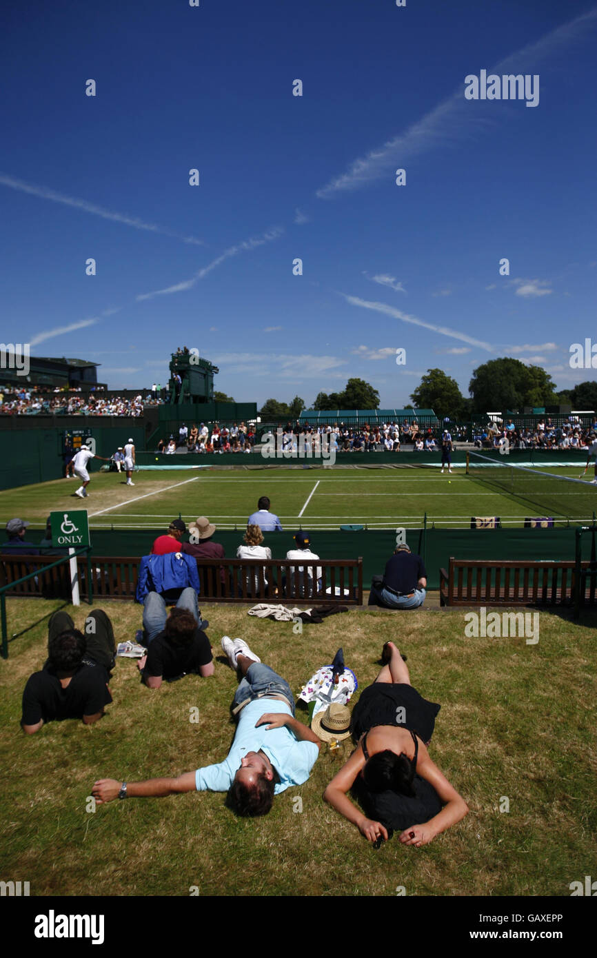 Wimbledon fans sleeping hi-res stock photography and images - Alamy
