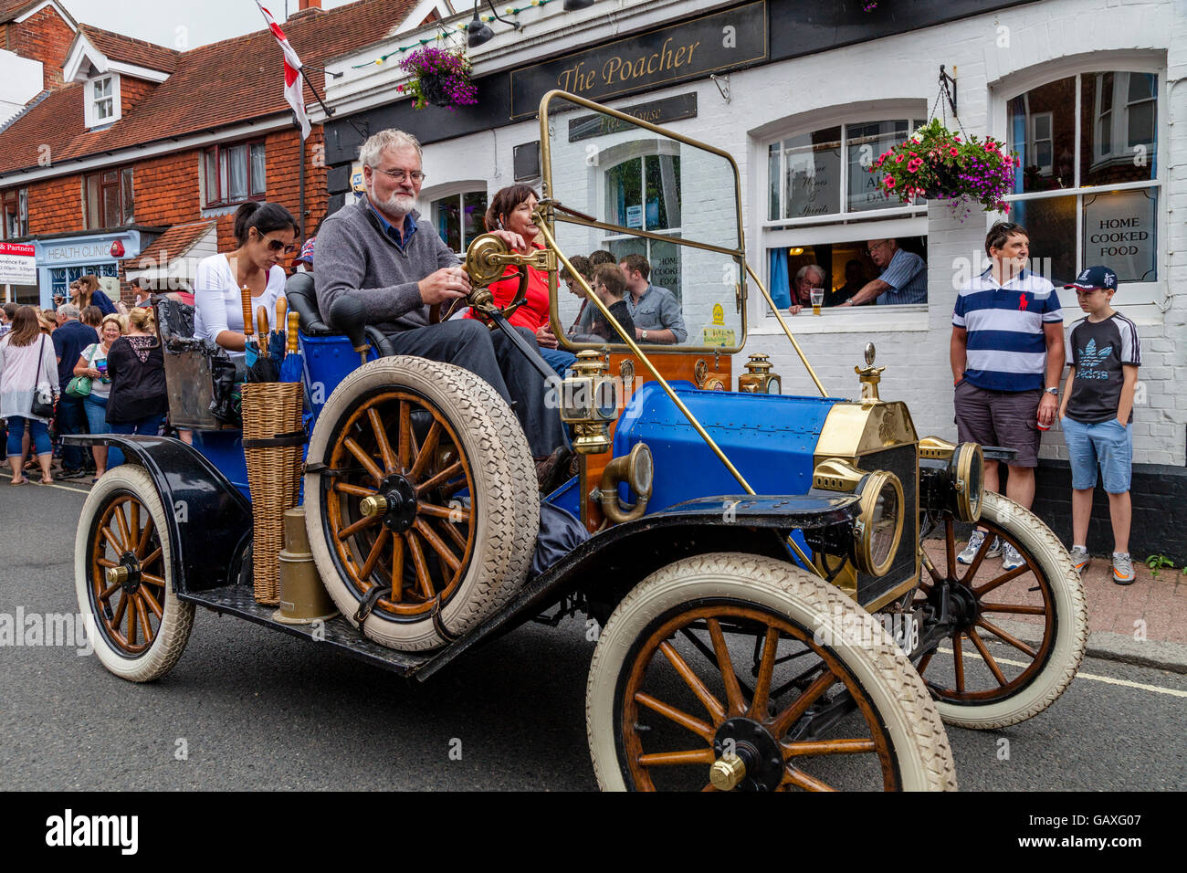 Procession of motor cars hi-res stock photography and images - Alamy