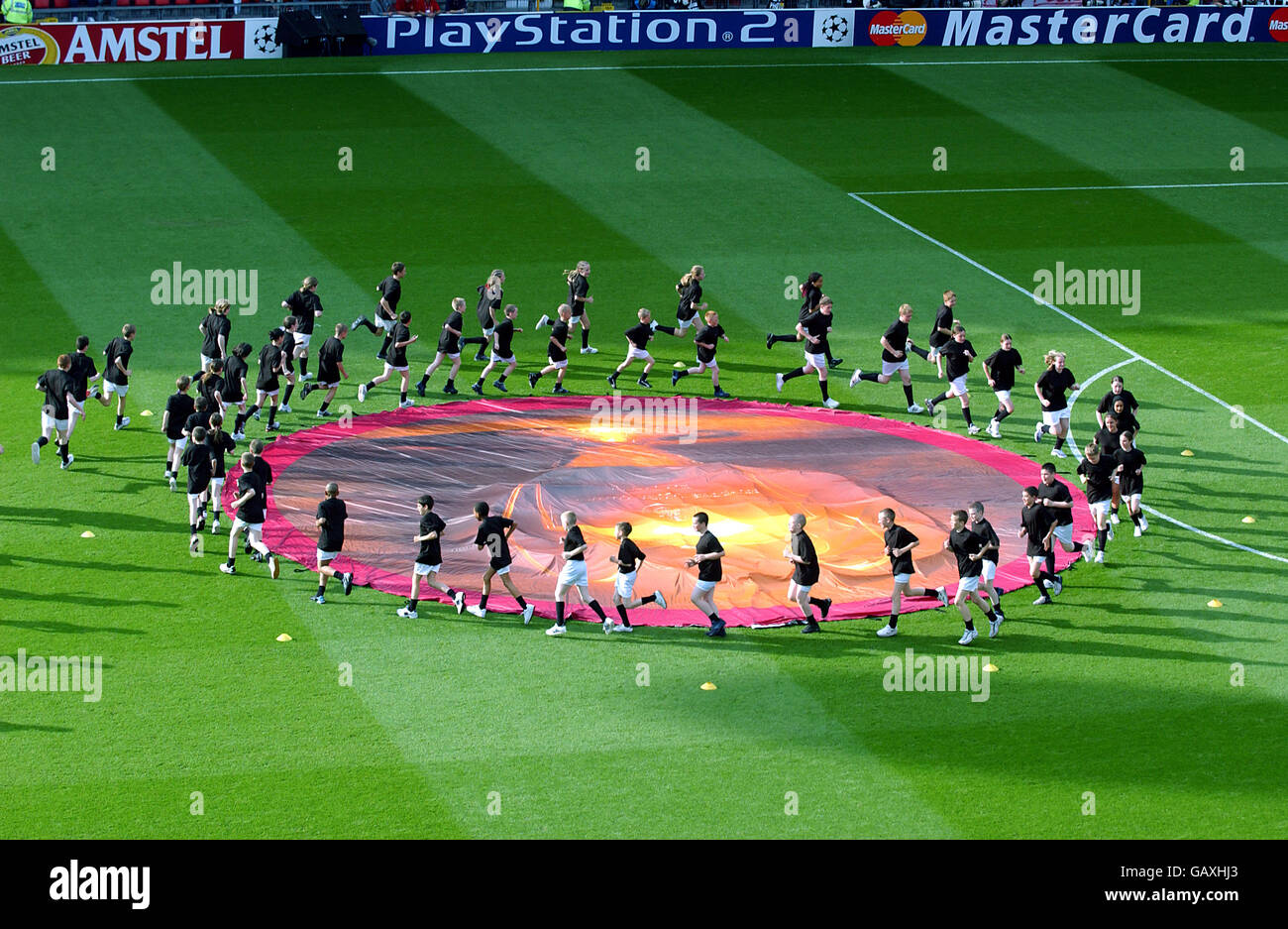 Champions league centre circle and ball boys hi-res stock photography ...