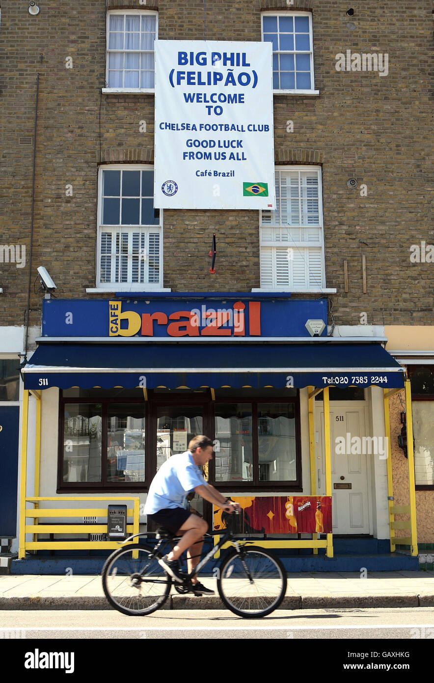 Chelsea football club exterior hi-res stock photography and images - Alamy