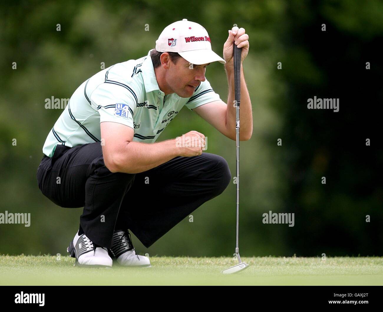 Club crouch full length hat putter squat hi-res stock photography and ...