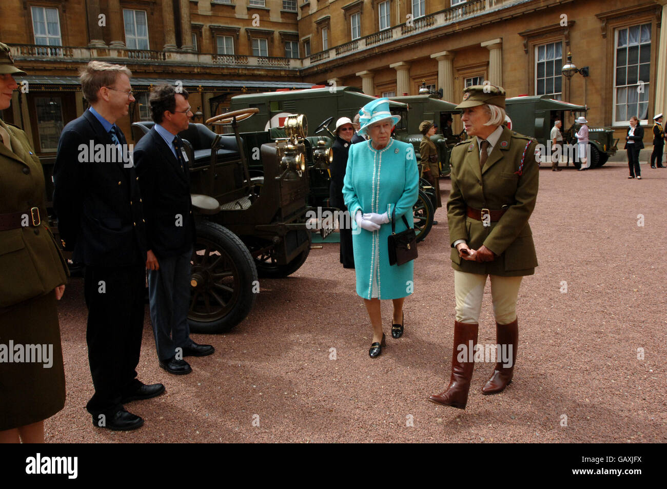 Inspects vintage vehicles hi-res stock photography and images - Alamy