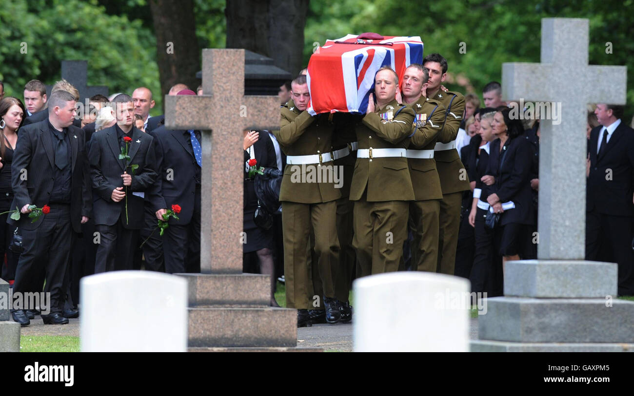 Soldiers from the 2nd Battalion The Parachute Regiment (2 PARA), carry ...