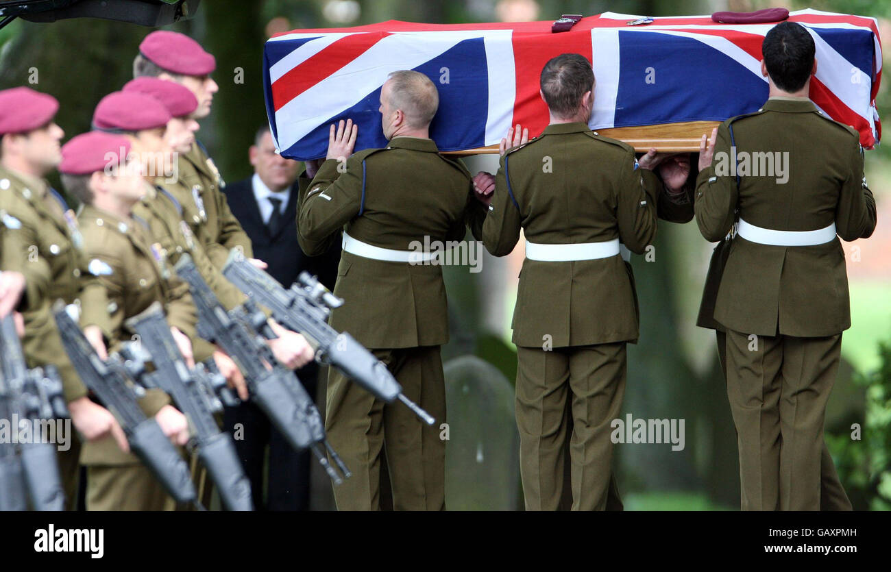 Soldiers from the 2nd Battalion The Parachute Regiment (2 PARA), carry ...