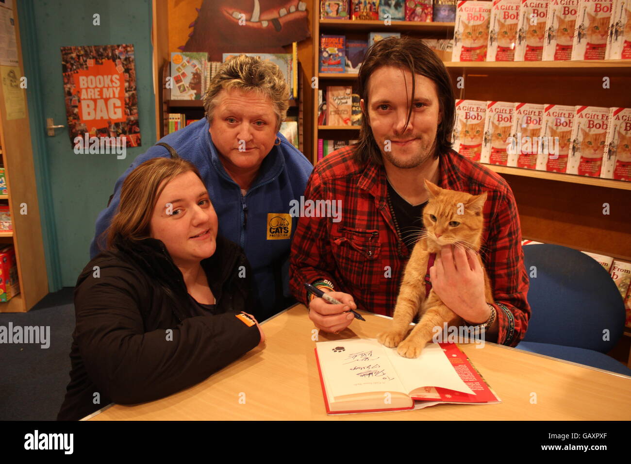 James bowen and bob book signing hi-res stock photography and images ...
