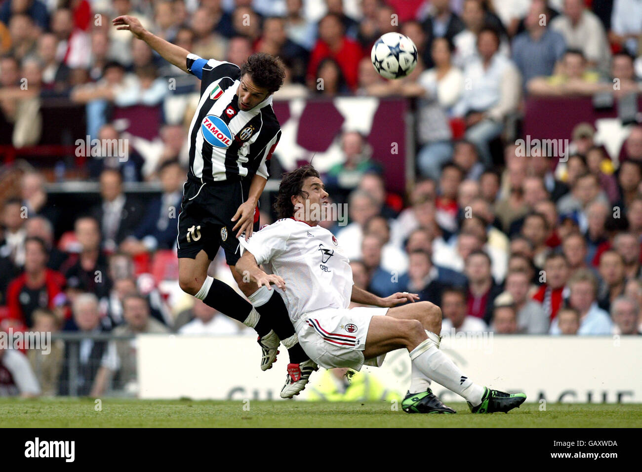 Juventus' Alessandro Del Piero and AC Milan's Andrea Pirlo battle for ...