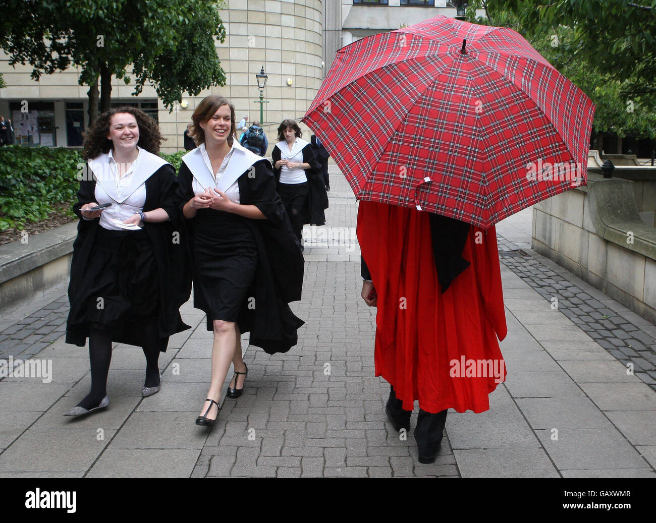 Students arrive for the Edinburgh University graduation ceremony at the ...