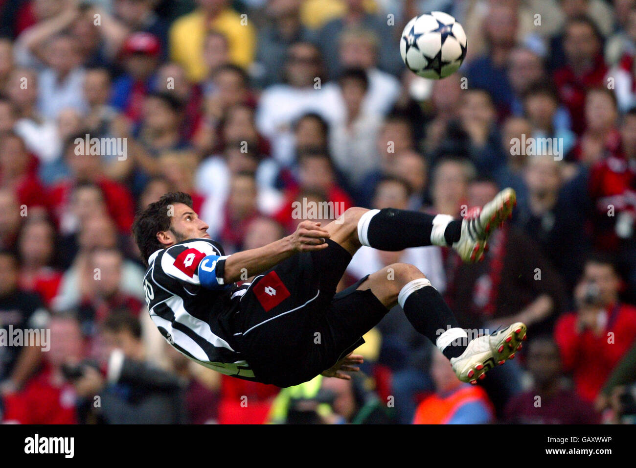 Overhead over head kick hi-res stock photography and images - Alamy