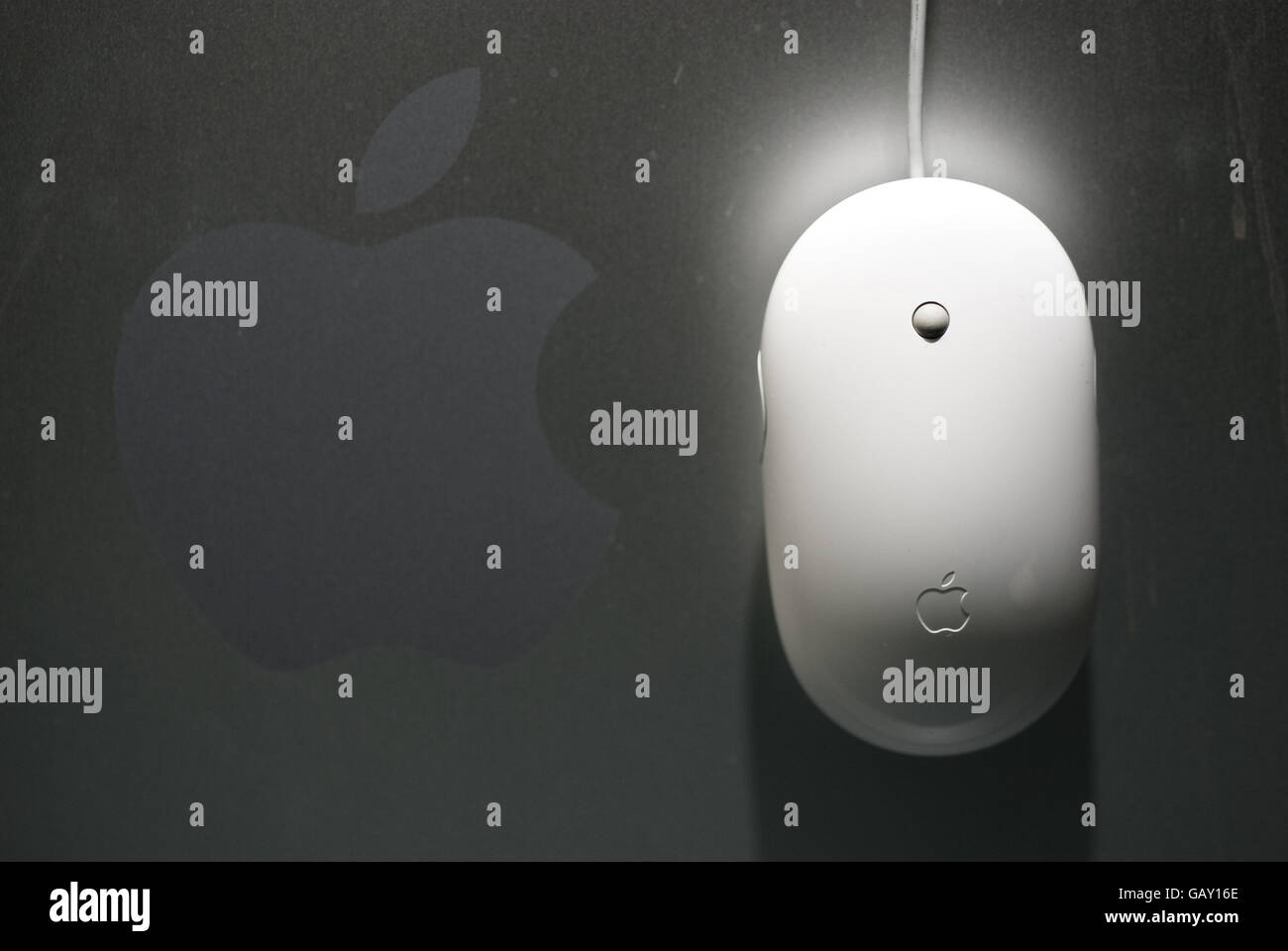 Technology Stock. An Apple computer mouse Stock Photo - Alamy