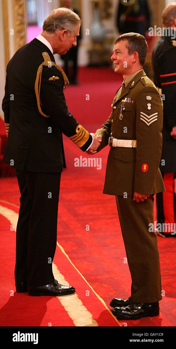 Smiling royal staff buckingham palace hi-res stock photography and ...