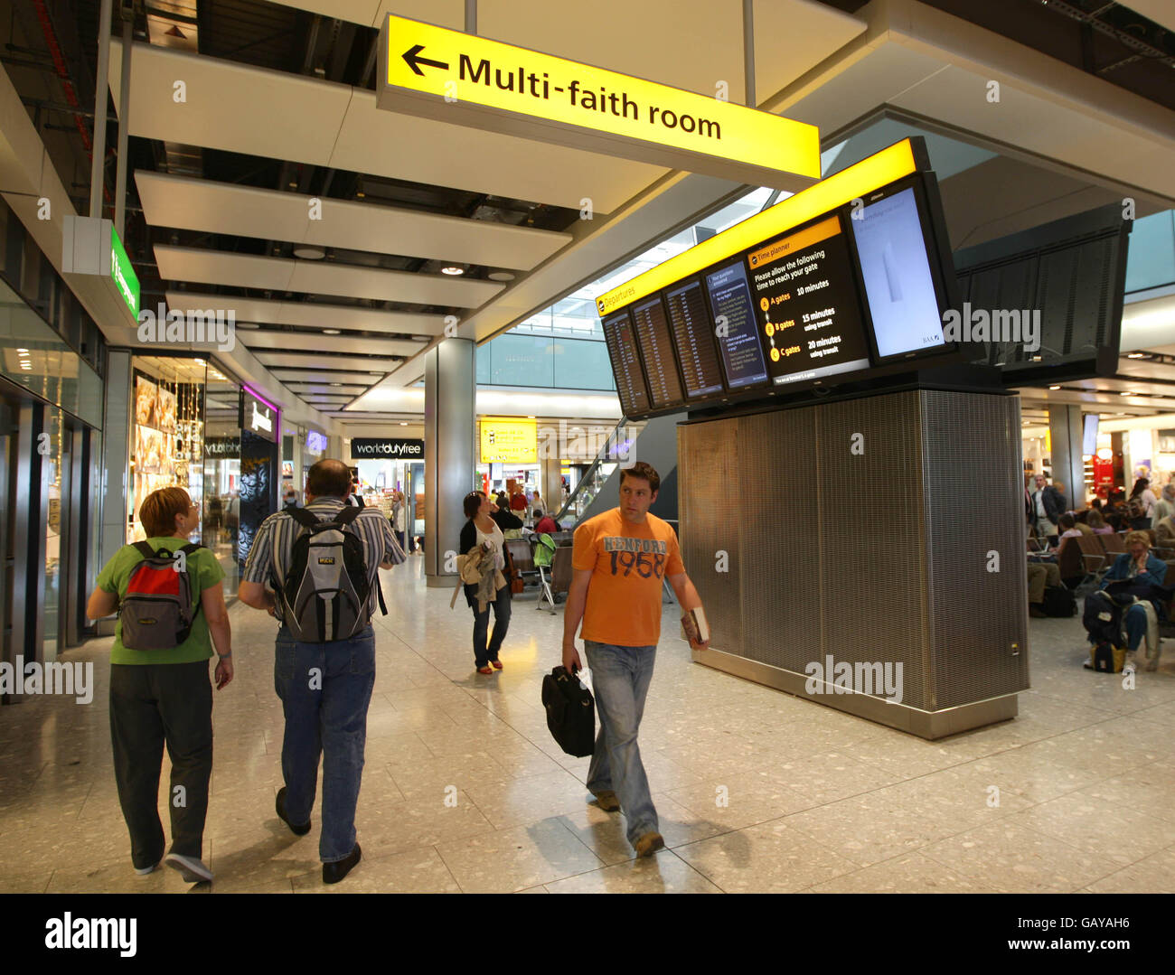 Heathrow Travel stock. Inside terminal 5 at Heathrow airport Stock ...