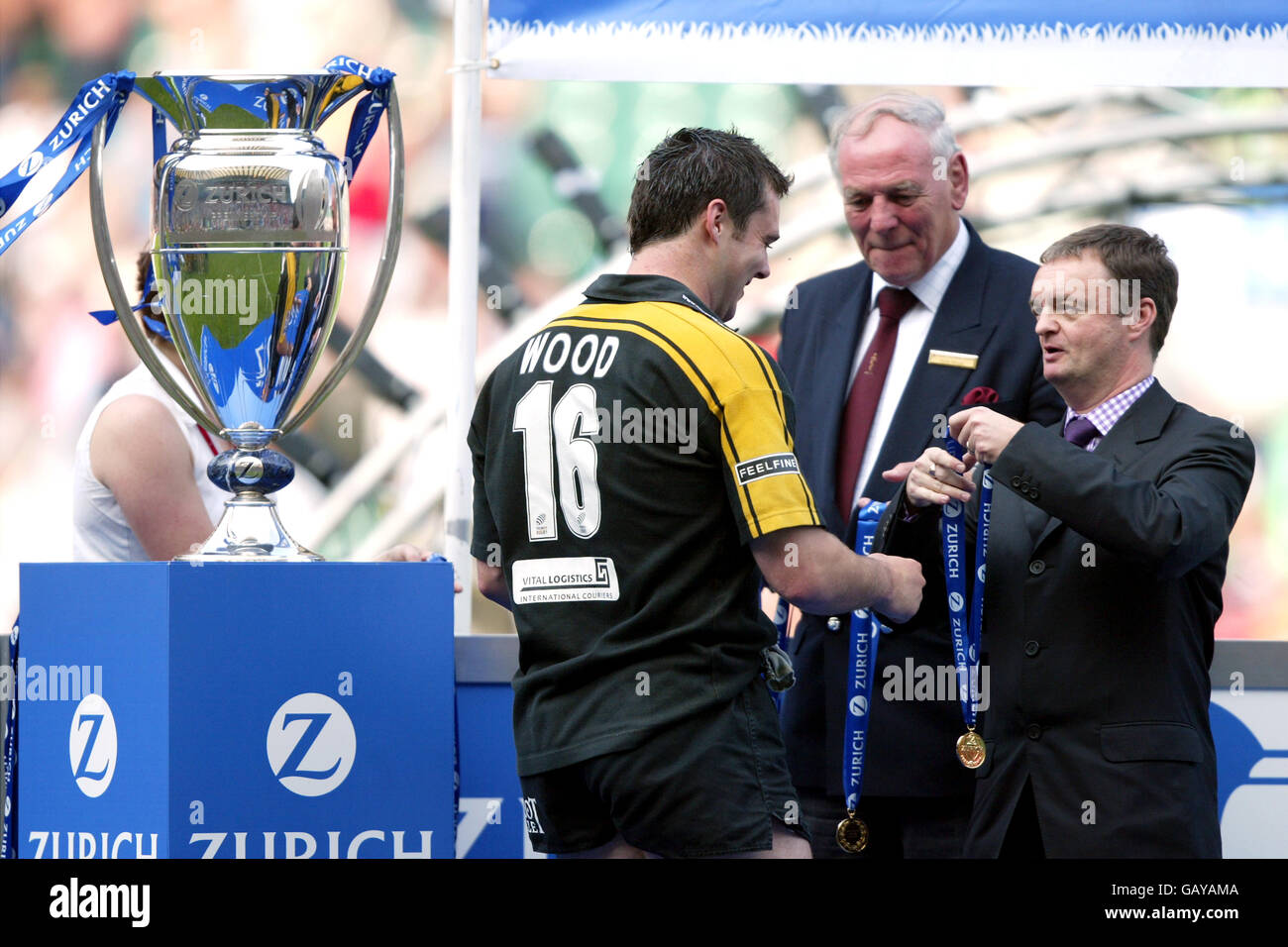 Wallace Dobbin of Zurich presents Martyn Wood with his winners medal ...