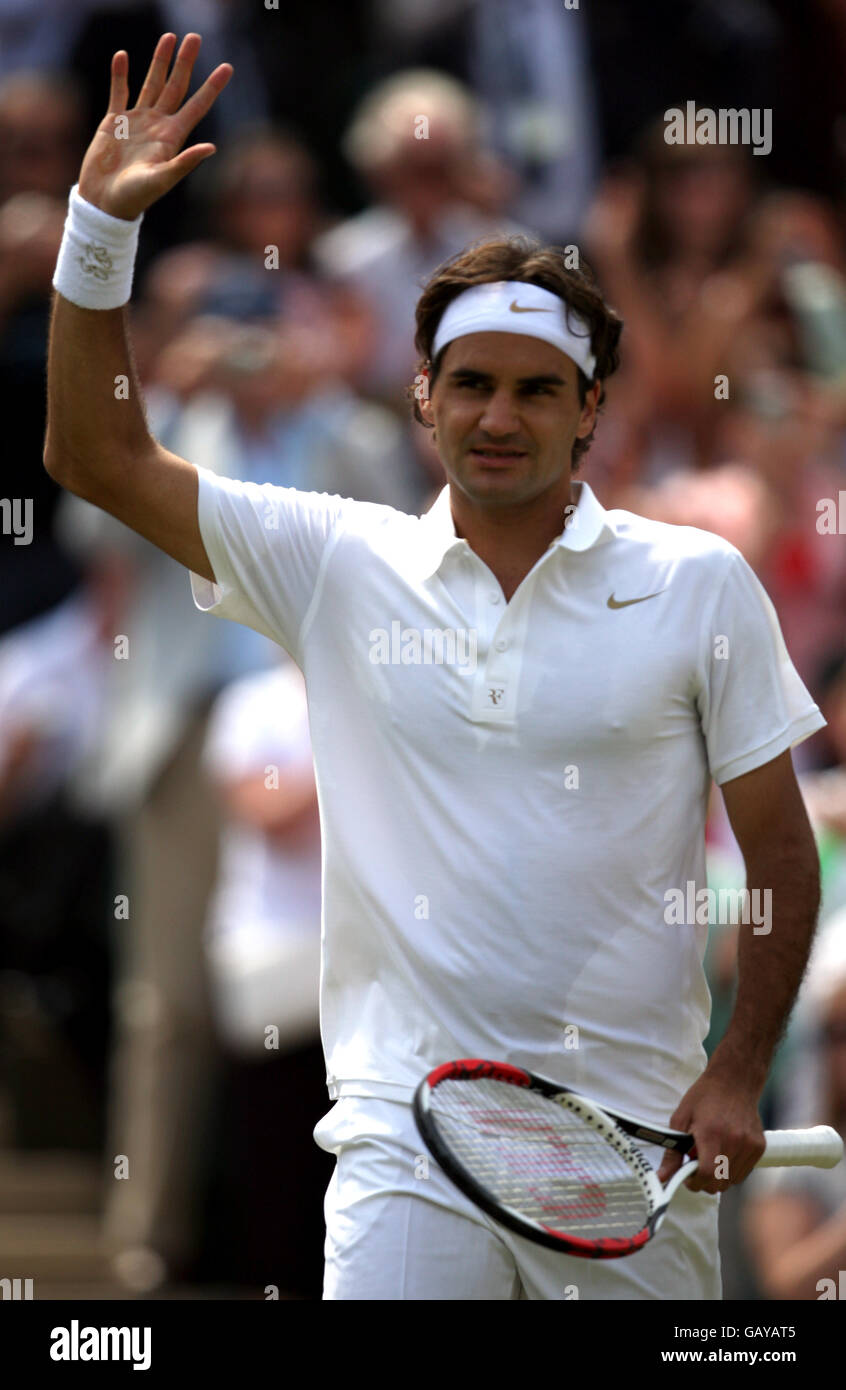 Roger Federer celebrates victory against Lleyton Hewitt Stock Photo - Alamy