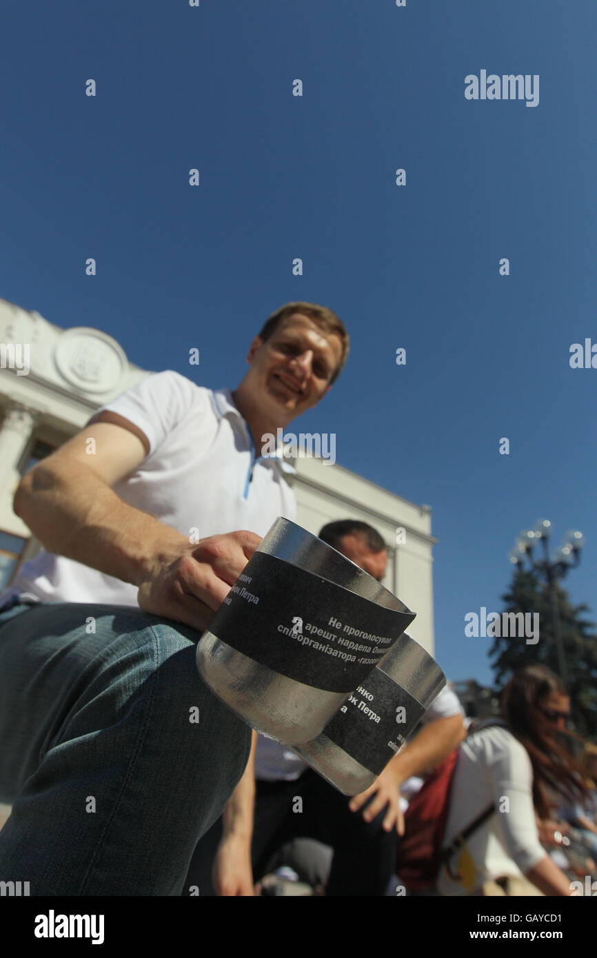 Public activists rattling cups of prisons to parliament, voted to ...