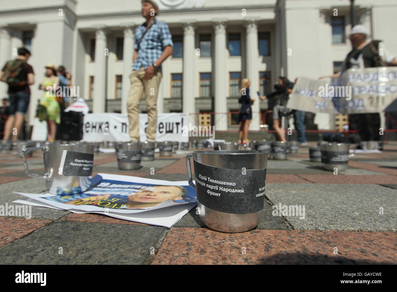 Public activists rattling cups of prisons to parliament, voted to ...