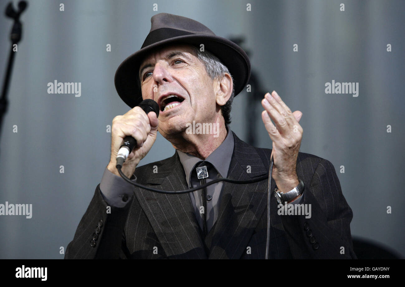 Leonard cohen singer hi-res stock photography and images - Alamy